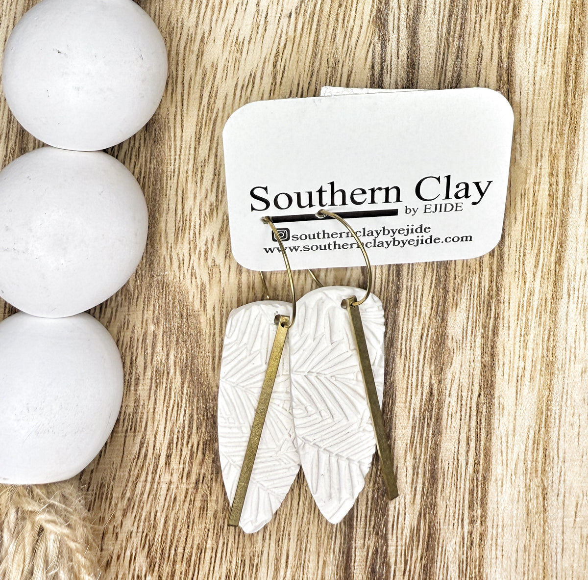 White Texture w/ Brass Bar – Southern Clay by Ejide